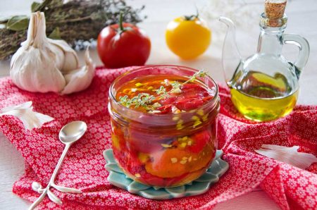 Poivrons marinés à l'huile d'olive et à l'ail, fait maison