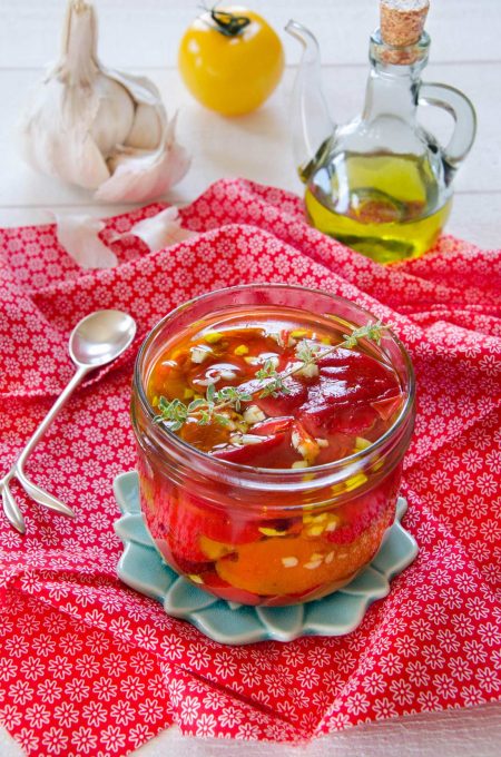 Poivrons marinés à l'huile d'olive et à l'ail, fait maison